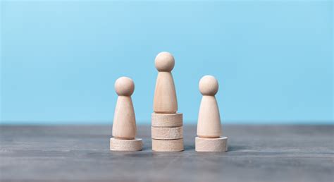 쇼 영향과 권한 부여를위해 상자에 서있는 나무 그림 리더 팀을 위한 비즈니스 리더십의 개념 성공적인 경쟁 우승자 및 영향력을 가진 리더 0명에 대한 스톡 사진 및 기타