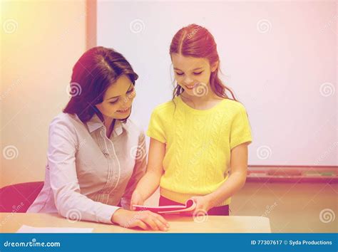 Обучите девушку с тетрадью и учителем в классе Стоковое Изображение изображение насчитывающей