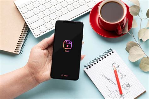 하이 앵글 손 잡고 스마트폰 무료 사진