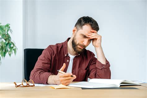 좌절감을 느낀 피곤한 백인 남자 회사 관리자 문서 작업에 지쳤고 스트레스를 받고 두통을 느끼고 지치고 마감일에 투자하지 않고 긴장하고 걱정하고 휴식이 필요합니다 35 39