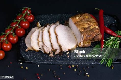 검은 돌 배경에 뜨거운 종이와 소스를 곁들인 돼지고기 스테이크와 로즈마리 구이 0명에 대한 스톡 사진 및 기타 이미지 0명 고기 구이 Istock
