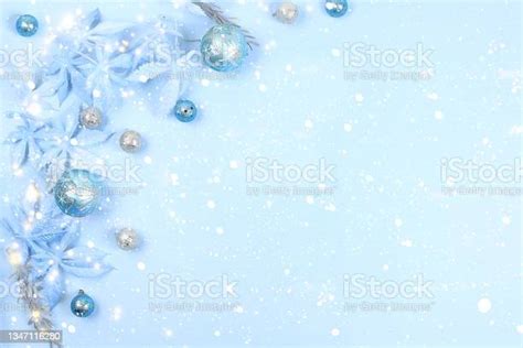 크리스마스 구성 및 새해 2022의 개념 밝은 보케와 눈 엽서 화면에 대한 겨울 배너와 밝은 배경에 아름다운 휴일 장식 2022년에 대한 스톡 사진 및 기타 이미지 Istock