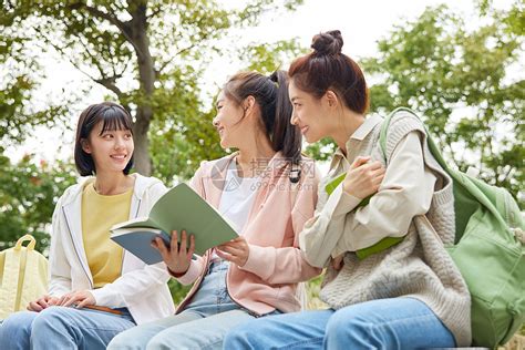 女大学生们坐在一起看书高清图片下载 正版图片506950670 摄图网
