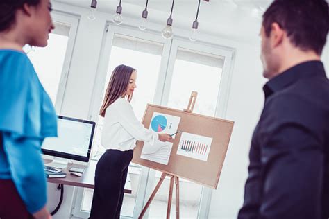 사무실에서 동료에 게 통계를 제시 하는 젊은 비즈니스 우먼 건축가에 대한 스톡 사진 및 기타 이미지 건축가 군중 남성 Istock