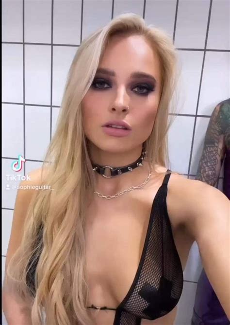 Pin By Jim Jones On Sophie Lloyd Female Guitarist Heavy Metal Girl