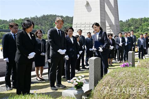포토 김이강 광주 서구청장 국립518민주묘지 참배