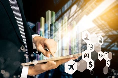 태블릿 컴퓨터와 현대 기술 개념을 사용하여 비즈니스 맨 연결에 대한 스톡 사진 및 기타 이미지 연결 태블릿 경영자 Istock