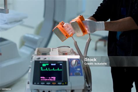 의사는 병원에서 환자의 생명을 구하기 위해 제세 동기를 제공하고 있습니다 제세동기에 대한 스톡 사진 및 기타 이미지 제세동기 의사 건강관리와 의술 Istock