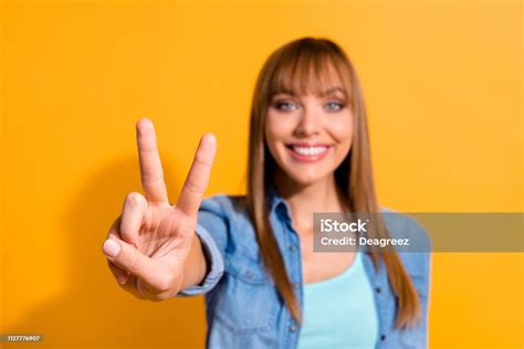 그녀의 그녀가 좋은 귀여운 달콤한 사랑 스러운 화려한 매력적인 애 교 쾌활 한 스트레이트 머리 여자의 밝은 선명한 빛 노란색