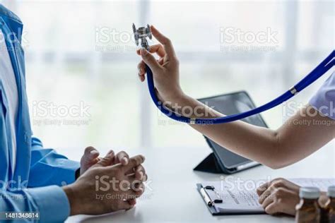 가정 방문 중 환자의 말을 듣고 청진기를 들고 있는 환자를 돌보는 남성 의사 심장 박동을 검사하는 의사 심장병 개념 2명에 대한 스톡 사진 및 기타 이미지 Istock