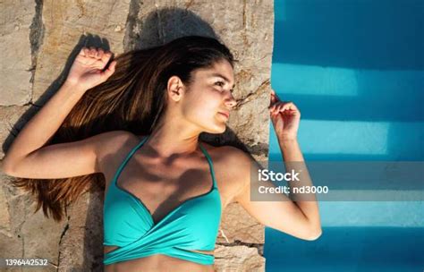 해변에서 일광욕을하고 여름 휴가를 즐기는 섹시한 소녀 수영복에 대한 스톡 사진 및 기타 이미지 수영복 여자 25 29세 Istock