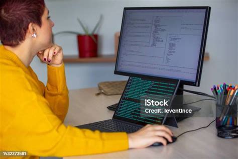 데스크톱 컴퓨터와 노트북에서 코딩하는 여성 프로그래머 It 지원에 대한 스톡 사진 및 기타 이미지 It 지원 개발 교육 Istock