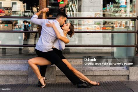 길 한가운데서 탱고 춤을 추는 커플 양복을 입은 소년과 반바지와 흰색 티셔츠를 입은 소녀 누워있는 탱고 위치 탱고 춤에 대한 스톡 사진 및 기타 이미지 Istock