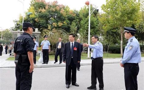 南阳市公安局党委书记戚绍斌检查两会安保工作执勤