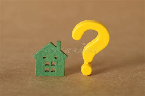 Choosing The Right Home â€ Decision Making In Real Estate And Homeownership Stock Illustration