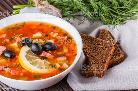 소박한 나무 테이블에 그릇에 전통적인 러시아 고기 수프 Solyanka 0명에 대한 스톡 사진 및 기타 이미지 0명 갈색 고기 Istock