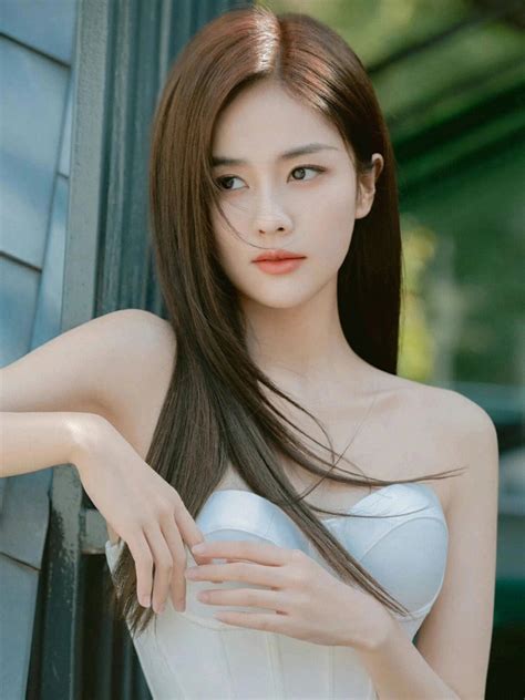 白梦妍齐胸白色连衣裙性感写真 哔哩哔哩