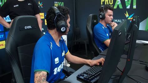 Csgo Pro Uses Teammates Monitor To Play After Game Crashes Mid Match Dexerto