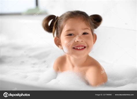 可爱的小女孩在家里泡泡浴 — 图库照片©newafrica＃321766990