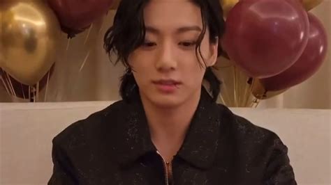 جونگکوک بعد اجرا اومده بود لایو نماشا