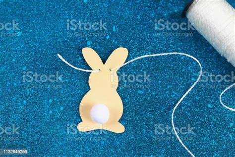 Diy 부활절 화 환 토끼 플래그 부활절 종이 파란색 배경을 했다 선물 아이디어 장식 봄 부활절 Diy에 대한 스톡 사진 및 기타 이미지 Istock