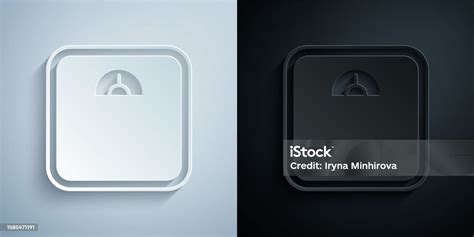 종이 컷 욕실 저울 아이콘은 회색과 검은색 배경에 분리되어 있습니다 체중 측정 장비 체중계 피트니스 스포츠 개념입니다 종이 아트 스타일 벡터 3차원 형태에 대한 스톡 벡터