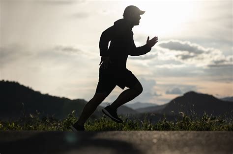 실루엣 젊은 남자 스포츠웨어를 입고 야외 자연 산 배경을 실행 시골 길에서 조깅하는 남자 운동 선수 야외 개념 훈련 30 34세에 대한 스톡 사진 및 기타 이미지 Istock