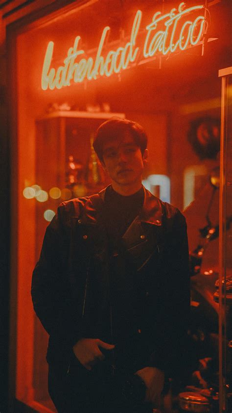 가죽 자켓 거리 스타일 그룹 포즈 나이트 라이프 네온 색 네온 조명 다양성 대담한 패션 도시 배경 도시 생활 도시 패션 도시의 분위기 도심 라이프