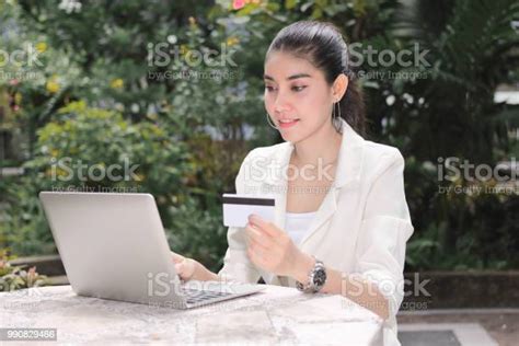 노트북 및 신용 카드 온라인 쇼핑에 대 한 매력적인 젊은 아시아 여자 고객에 대한 스톡 사진 및 기타 이미지 고객 구매 금융 Istock