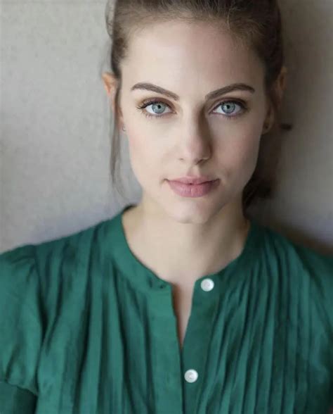 Julia Voth Scrolller