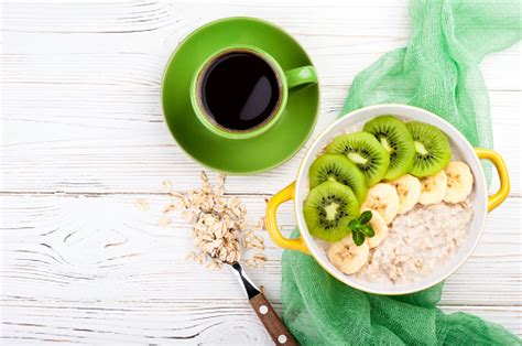 오트밀 죽과 커피 컵으로 아침 식사 키 위와 바나나 오트밀 건강 한 아침 식사 개념입니다 상위 뷰 귀리에 대한 스톡 사진 및 기타 이미지 Istock