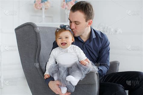 幸福 小的 女儿 父亲 进行中 婴儿服装 四肢 水平画幅 父母 美人