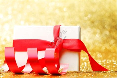 골든 반짝이 배경에 빨간 리본이 달린 흰색 선물 상자 사진 무료 다운로드 Lovepik