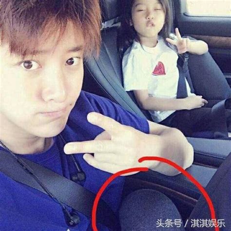 賈乃亮曬甜馨搞怪照片 賈乃亮身上的美腿是誰的？ 每日頭條