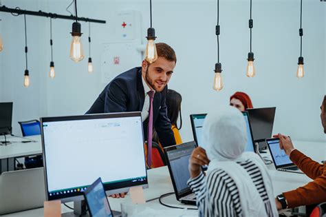 마케팅 회사에서 일하는 다민족 직원 그룹 동료 그룹이 현대 사무실에서 프로젝트를 진행하고 있습니다 It 지원에 대한 스톡 사진 및 기타 이미지 Istock