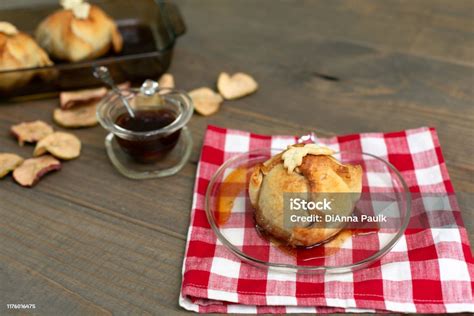 나무 테이블에 빨간색과 흰색 체크 냅킨과 사과 모양의 접시에 갓 구운 수제 사과 만두 배경에 갈색 설탕 계피 시럽의 사과 모양의 그릇 0명에 대한 스톡 사진 및 기타 이미지