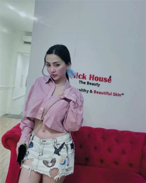 Pamerkan Perut Mulus Seksinya Cupi Cupita Bergaya Dengan Kemeja Mini