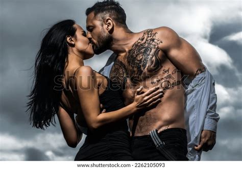 벌거벗은 근육질의 남자와 섹시한 여자 사랑하는 스톡 사진 2262105093 Shutterstock