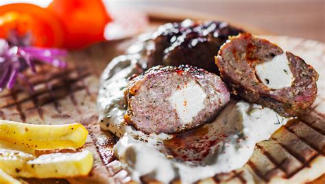 다진된 쇠고기와 양고기와 감자 튀김 야채 샐러드 Tzatziki 딥 피타 빵 매운 Bifteki Frikadelle 또는 Frikkadel 미트볼 그리스 미트볼