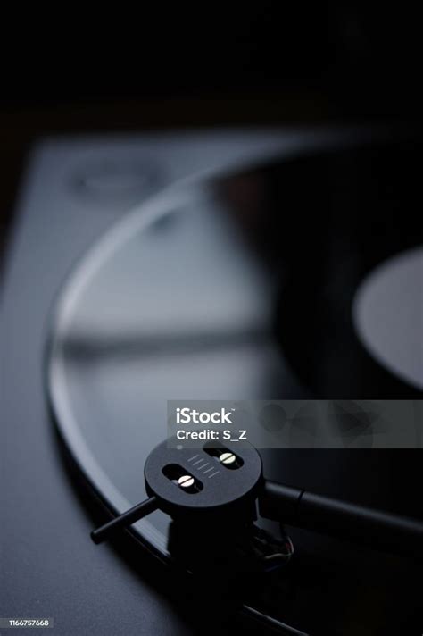 벨트 드라이브 턴테이블에서 흰색 라벨이 회전하는 흰색 레이블이있는 직선 토어름 및 비닐 레코드 디스크에 검은 색 카트리지가있는 현대적인 라운드 헤드 쉘 0명에 대한 스톡