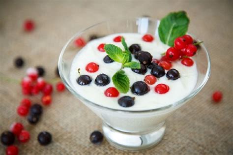 ماست یونانی و فوایدش برای بدن ما ماست یونانی یا همان ماست چکیده