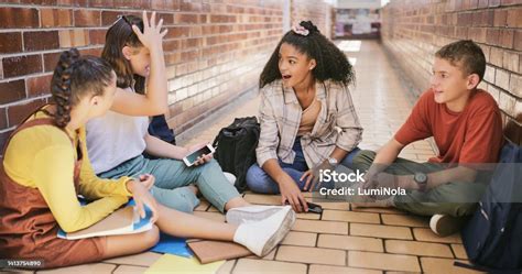 학생 어린이 및 친구들이 학교에서 수업에서 휴식을 취하면서 함께 이야기하고 웃고 있습니다 젊고 행복하며 쾌활한 아이들이 대화를 나누고 복도에 앉아있는 그룹 교정에 대한 스톡