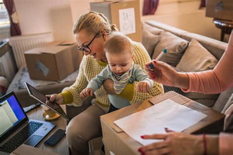 소포 상자와 컴퓨터와 시니어 여성 스타트업 중소기업 프리랜서 25 29세에 대한 스톡 사진 및 기타 이미지 25 29세 50 54세 6 11 개월 Istock