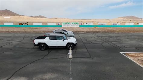 درگ فوق‌العاده جذاب جی ام سی هامر الکتریکی و ریویان R1t پدال