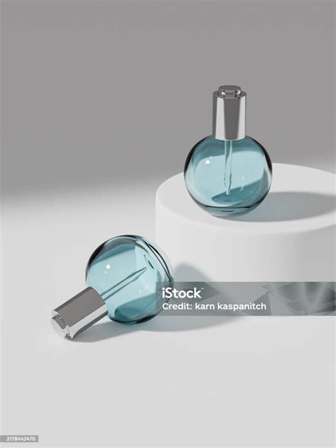 두 개의 고급 원형 스포이드 병 모형 세트 금속 스포이드 캡 화장품 병의 정물 이미지 흰색 배경에 분리 된 연단에 고급 궤도 모양의 액체 스킨 케어 포장 0명에 대한 스톡