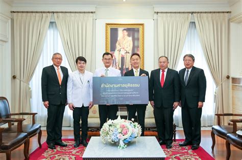 สำนักงานศาลยุติธรรม และชมรมคู่สมรสตุลาการศาลยุติธรรม มอบเงินจำนวน