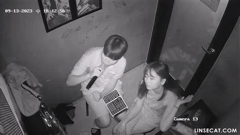 2023년 한국 노래방 Ip 카메라 해킹 한 남자가 사랑스러운 여자친구에게 자신의 보지를 만졌을 때 외부인들에게 들키지 않도록 Tv를 바라보도록 요청했다 인색 한 고양이