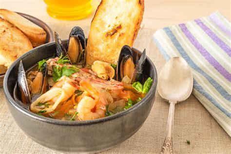 그릇과 토스트이탈리아미국 해산물 수프생선 홍합 새우와 오징어 건강한 생활방식에 대한 스톡 사진 및 기타 이미지 건강한 생활