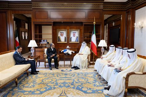 Mofa معالي السيد عبدالله علي اليحيا، وزير الخارجية، تسلم نسخة من