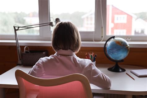 여학생은 집에서 노트북에 온라인 학습 강의를보고 홈 스쿨링에 종사 원격 가상 학교 수업에 참석 교사를 듣고 아이 기술로 집에서 원격 학습 가정 생활에 대한 스톡 사진 및